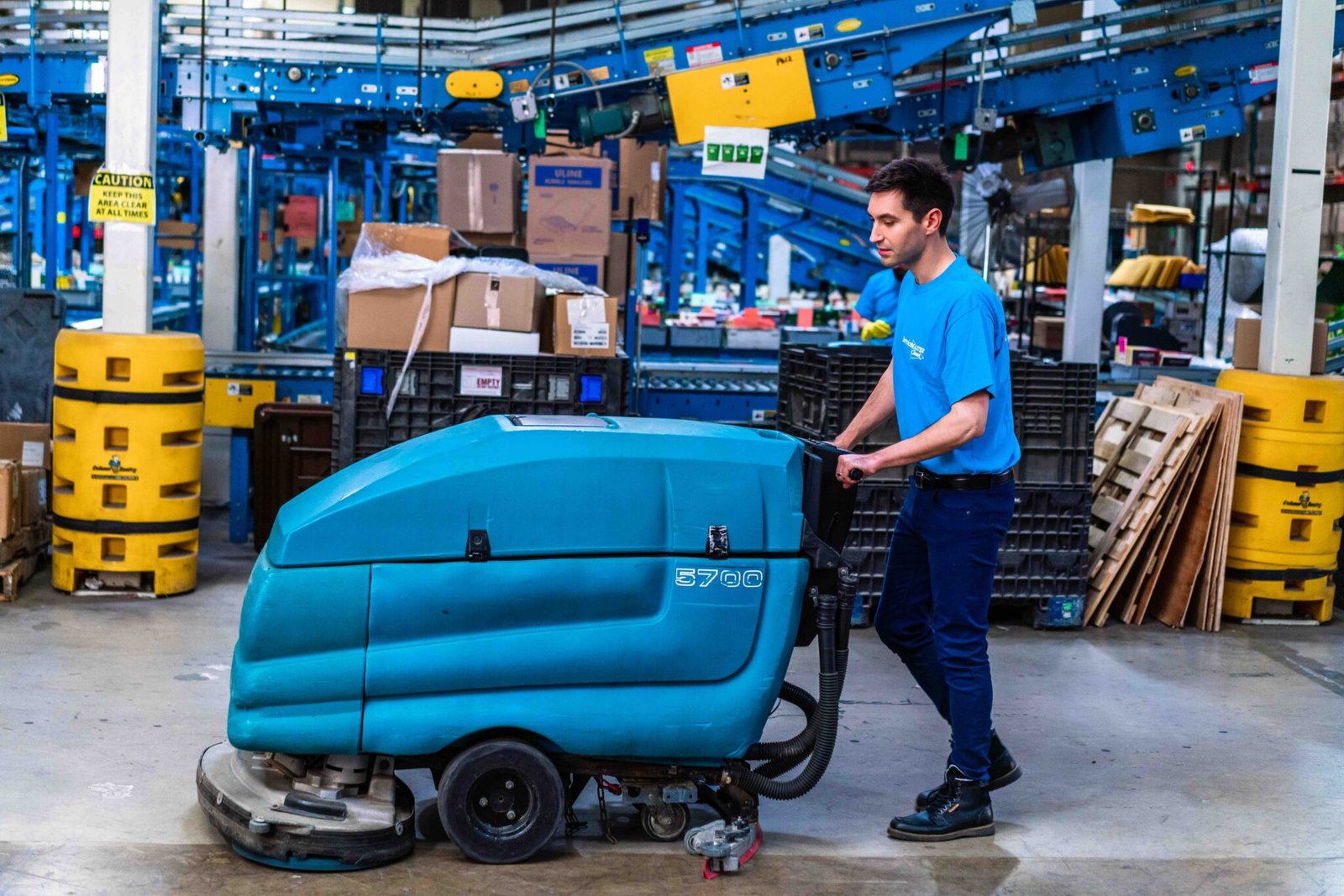 6 CHALLENGES AND SOLUTIONS IN WAREHOUSE CLEANING - ServiceMaster ...
